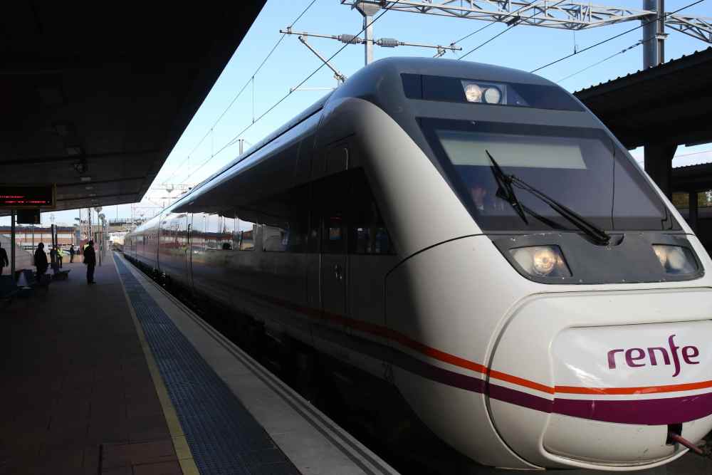 Renfe transportó en León a un 31% más de viajeros de Media Distancia en ...